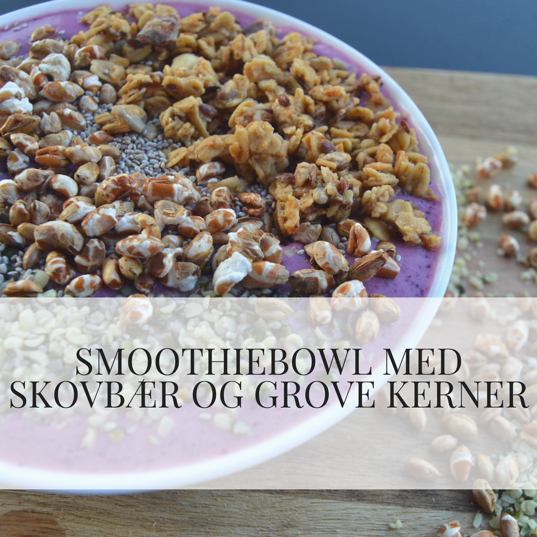 Smoothiebowl med skovbær og grove kerner - Sund-mor.dk